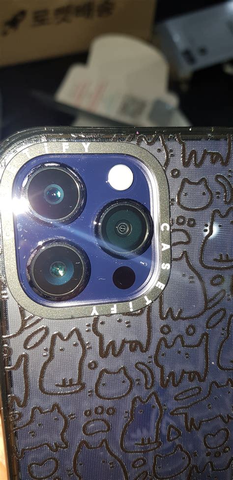 이거 불량임 카메라 부분 접착제 번진거처럼 되어있는데 디지털 컴퓨터폰it 에펨코리아