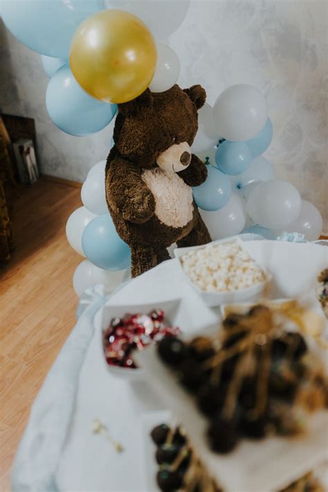 무료 사진 갈색 테디 베어 장난감 생일 첫 번째 파티 풍선 장식 음식 축 하 정