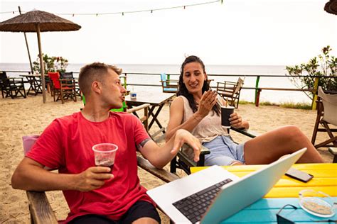 해변 커피 숍에서 현대 백인 부부는 노트북에서 함께 일하면서 휴가를 즐깁니다 2명에 대한 스톡 사진 및 기타 이미지 2명 35 39세 관광객 Istock