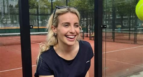 Surfbabe Iris Enthoven Laat Mannen N Vrouwen Genieten Met Foto S In Bikini