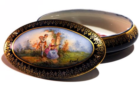 5 Types Of Vintage Trinkets That Are Actually Worth A Lot