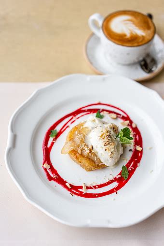 바닐라 아이스크림 배 너트 민트 잎 레드 베리 소스를 곁들인 프렌치 토스트 스타일의 브리오슈 가벼운 아침 식사 신선한 따뜻한