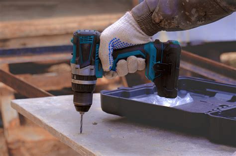 작업자의 손이 배터리로 작동되는 전기 드릴로 합판을 뚫는 모습 클로즈업 공사장 인부에 대한 스톡 사진 및 기타 이미지 공사장 인부 공예 남성 수리공 Istock