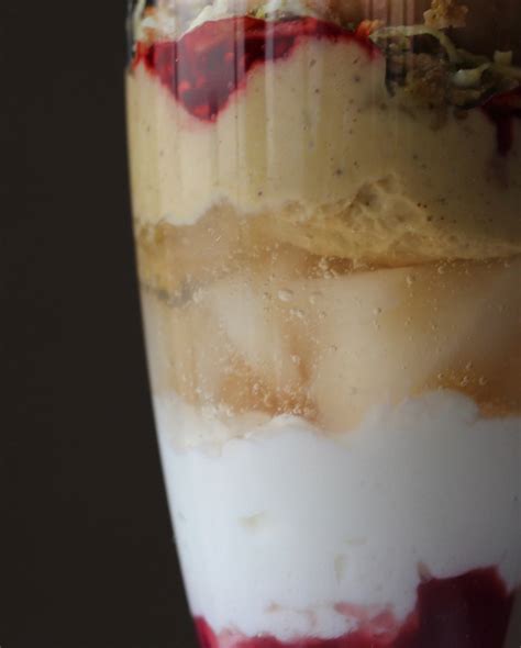 파이피플 향기로 수놓은 여름 복숭아가 가장 달콤한 지금 햇살 머금은 여름 장미와 매장에서 키운 신선한 버베나 고소한 피스타치오와 붉은 석류 입안에 청량함을 더하는