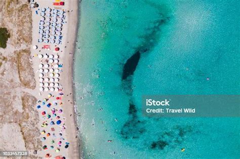 비치 파라솔 및 휴식과 목욕을 하는 관광객의 전체 화이트 비치와 에메랄드 및 투명 한 지중해의 공중 전망 좋은 Pevero 코스타 스 사르디 니 아 이탈리아만 경관에 대한