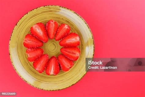 빨간 배경에 원 노란색 접시 아침 식사 채식 음식에 붉은 열매의 형태에 빨간 딸기의 반 딸기 복사 공간 디자이너 크리에이 티브에 대 한 빈 감정에 대한 스톡 사진 및 기타
