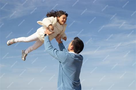 Feliz Pai E Filha Viajando Juntos Família Japonesa Andando Rindo