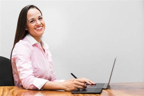Free Photo Woman Using A Graphic Tablet