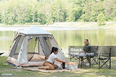 자연 속에서 캠핑과 피크닉을 즐기는 사람들 자연 속에서 느긋하게 호숫가 캠핑 모험을 즐길 수 있습니다 25 29세에 대한 스톡 사진 및 기타 이미지 Istock