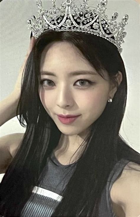 Yuna Photocard Itzy Crown POB Checkmate