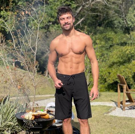 Raphael Sander Se Muda Para Londres E Namora Bailarina Brasileira Que Vive Lá