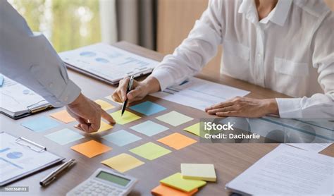 비즈니스 사람들 브레인스토밍 회의 디자인 아이디어 포스트잇 노트를 사용하여 아이디어 공유 전문 투자자 프로젝트 시작 비즈니스 브레인스토밍 사무실에서 계획 2명에 대한 스톡