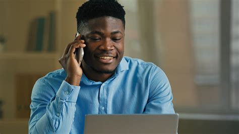 아프리카 계 미국인 사업가 성인 민족 남자 집에 앉아서 사무실 이야기 휴대 전화 컴퓨터 작업 남성 30 대 보스 세일즈맨 직원 전화로 말하기 스마트 폰 비즈니스 대화 온라인