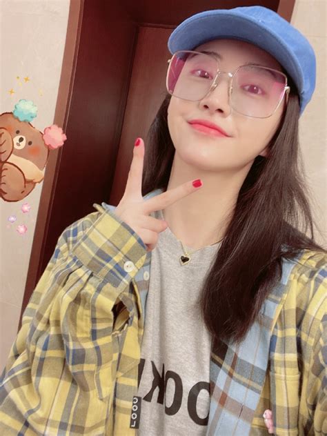 景甜晒八宫格自拍照 对镜摆pose甜酷可爱