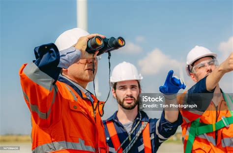 풍력 터빈 분야에서 야외에서 일하는 전문 엔지니어 기술자 3 명에 대한 스톡 사진 및 기타 이미지 3 명 개발 건설 현장 Istock