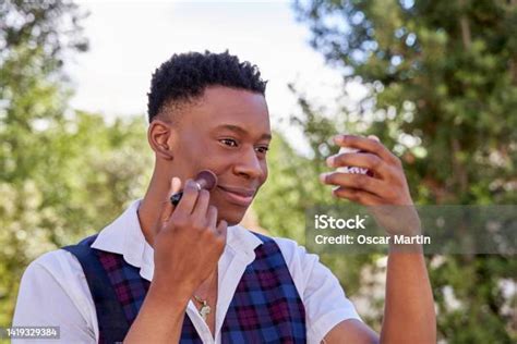 아프리카 계 미국인 남자가 거리에서 화장을합니다 20 29세에 대한 스톡 사진 및 기타 이미지 20 29세 가꿔주기 거리 Istock