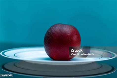 파란색 배경의 유리 표면에 반사된 접시에 담긴 빨간 사과의 근접 촬영 0명에 대한 스톡 사진 및 기타 이미지 0명 건강한 식생활 반사 광학 작용 Istock