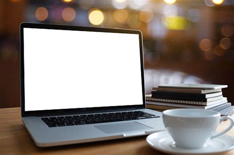 테이블에 빈 화면이 노트북 광고 텍스트 메시지에 대 한 빈 복사본 공간 화면으로 노트북 컴퓨터에 작업 영역 배경 새로운 프로젝트 개념에 대한 스톡 사진 및 기타 이미지