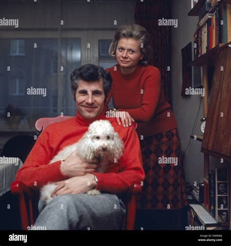 Der Deutsche Schauspieler Manfred Spies Mit Ehefrau Und Hund