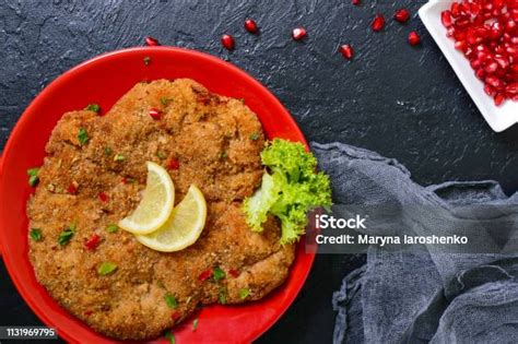 검은 배경에 레몬 빨간 접시에 큰 비엔나 슈니첼 고기 요리 평면도 평 신도 0명에 대한 스톡 사진 및 기타 이미지 0명
