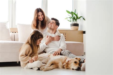 Familia Sonriente Madre Joven Padre E Hija Peque A Relaj Ndose Juntos Mujer Abrazando A Hombre