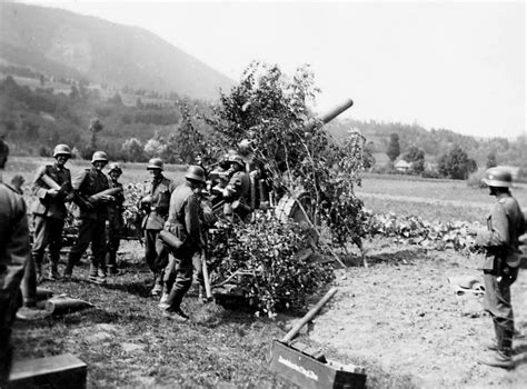 Немецкие артиллеристы ведут огонь из 105 мм тяжёлого полевого орудия S K 18 в ходе вторжения в