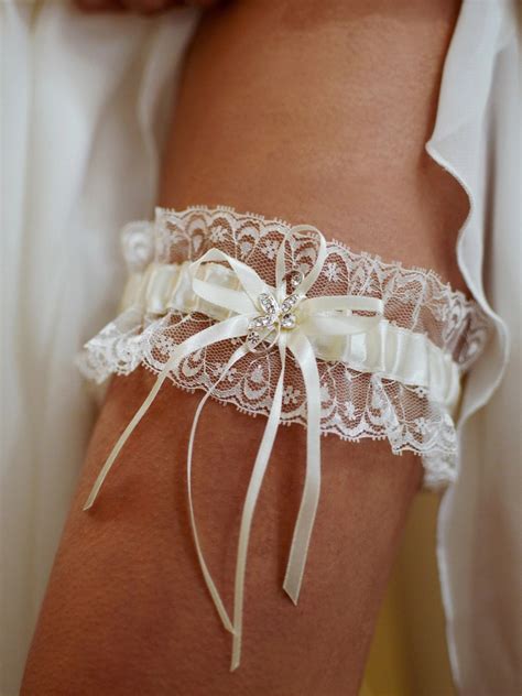 Tlg511 Pretty Ivory Wedding Garter With Diamante Brooch Detail