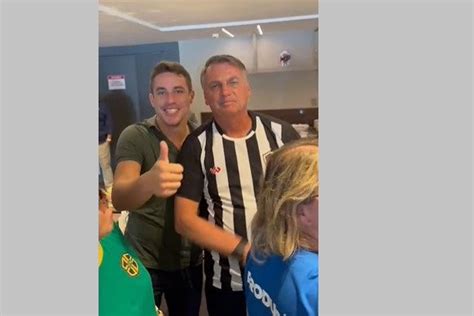 Bolsonaro Veste Camisa Do Botafogo Pb Em Restaurante De João Pessoa Fonte 83