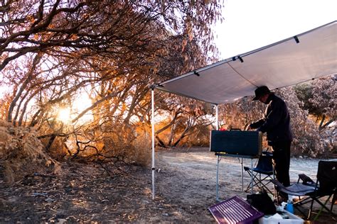 무대에서 일렉트릭 기타를 연주하는 남자 사진 Unsplash의 무료 갈색 이미지