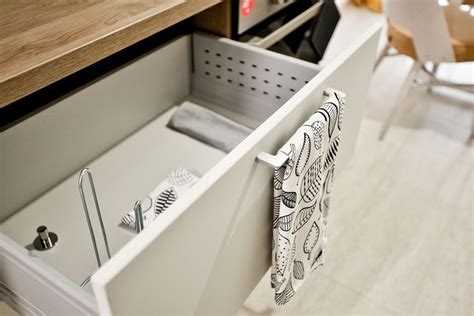 Кухня белая со столешницей под дерево Кухня на заказ Лотки для столовых приборов Дизайн проекты