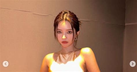 여자 아이들 소연 몸매 드러내는 파격 드레스 뻥 뚫린 옆태