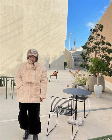 황신혜 60대 맞아 호피무늬 모자 쓰고 고급진 패션 뽐내 스타픽