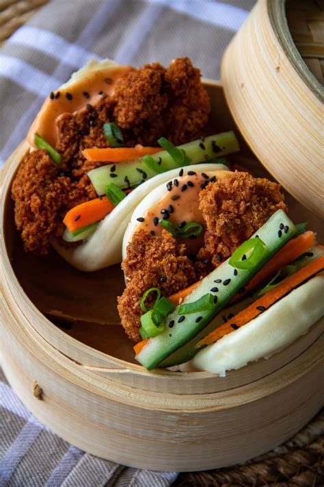 Mini Bao Buns Met Fried Chicken Srirachamayo And Zoetzure Groenten