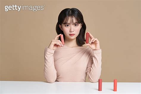 대한민국 한국 여성 뷰티 가을 계절 색조화장 화장품 미녀 아름다운사람 귀여움 물체묘사 이미지