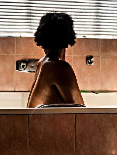 Femme Africaine Nue Dans Un Bain Modèle Sud africain Avec Des Cheveux