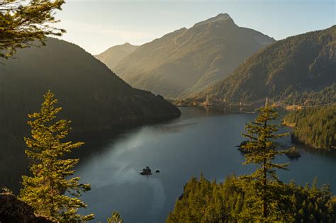 노스 캐스케이드에 산으로 둘러싸인 디아블로 호수의 일몰 전망 0명에 대한 스톡 사진 및 기타 이미지 0명 강 경관 Istock