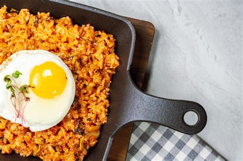 Premium Photo 계란 후라이가 곁들어진 한국 음식 김치볶음밥 요리