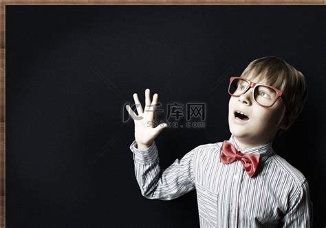 聪明的学生聪明的男孩在红色眼镜黑板附近的公式高清摄影大图 千库网
