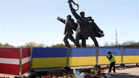 Снос памятника Освободителям Риги Осколки советской империи Youtube