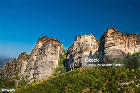 수도원 메테오라 그리스 멋진 파노라마 풍경 구름과 서사시 푸른 하늘에 대한 산과 녹색 숲의 전망 유네스코 유산 개체입니다 0명에 대한 스톡 사진 및 기타 이미지 Istock