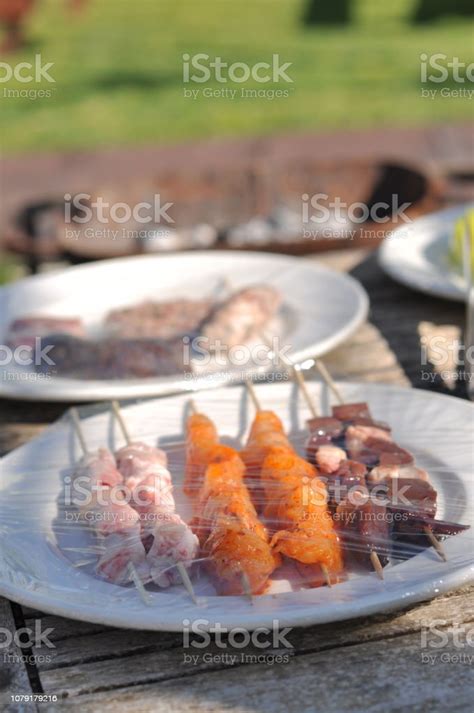 맛 있는 믹스 고기와 치킨 케밥 정원에서 키프로스 Meze 및 Kebap 바베 큐 파티 0명에 대한 스톡 사진 및 기타 이미지 0명 고기 딥 소스 Istock