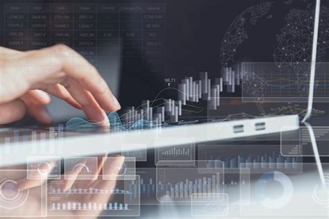 Деловой человек работающий на ноутбуке с финансовым графиком экономическим ростом и отчетом о