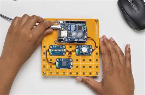 В комплект Arduino Plug and Make для начинающих входят модули Arduino UNO R4 WiFi и Modulino