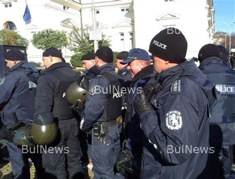 Полицаи претърсват заведенията за непълнолетни