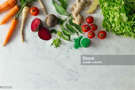 창의적인 음식 과일 야채와 잎 밝은 대리석 테이블 배경 레이아웃 최소한의 건강 식품 개념입니다 플랫이 하다 가루로 빻은에 대한 스톡 사진 및 기타 이미지 Istock