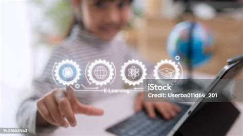 교육 기술 개념입니다 방에서 배우는 여학생 온라인 학교 에듀테크e러닝 개념 교육공학에 대한 스톡 사진 및 기타 이미지 교육공학 아이 인공지능 Istock