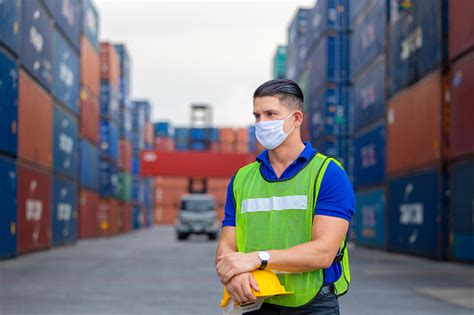 쾌활한 공장 노동자 남자 하드 모자를 들고 기대 컨테이너화물 개념에서 행복 엔지니어 건설업자에 대한 스톡 사진 및 기타 이미지 건설업자 경영자 계획 Istock