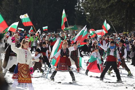 불가리아 팜포로보 스키 리조트에서 불가리아 국기로 스키를 타는 모습 불가리아 전통 의상을 입은 사람들이 불가리아 국기를 들고