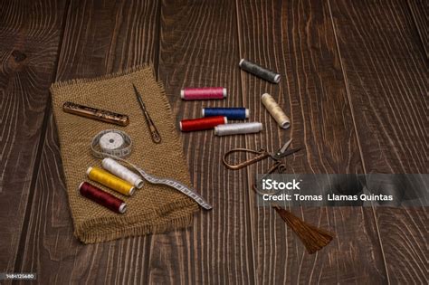 다양한 색상의 실 스풀과 무명천 줄자 빈티지 구리 가위가 있는 정물 0명에 대한 스톡 사진 및 기타 이미지 0명 가위 개체 그룹 Istock