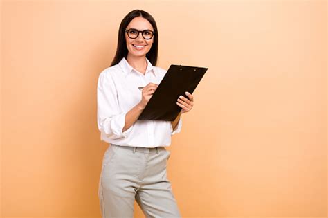 쾌활 한 긍정적 인 여자 옷을 입은 흰 셔츠 안경 서명 작업 계약 빈 공간 외딴 베이지 색 배경 사진 30 34세에 대한 스톡 사진 및 기타 이미지 Istock